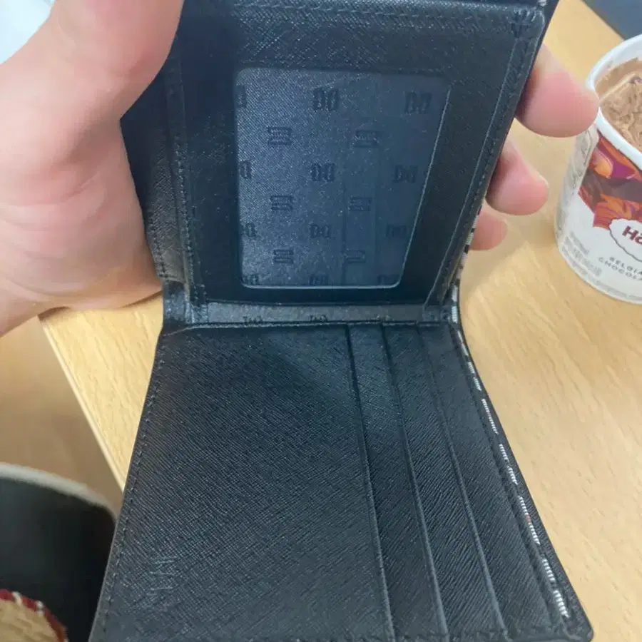 DAKS Men's Wallet 지갑추천,닥스,반지갑 on Bunjang with safe global shipping.