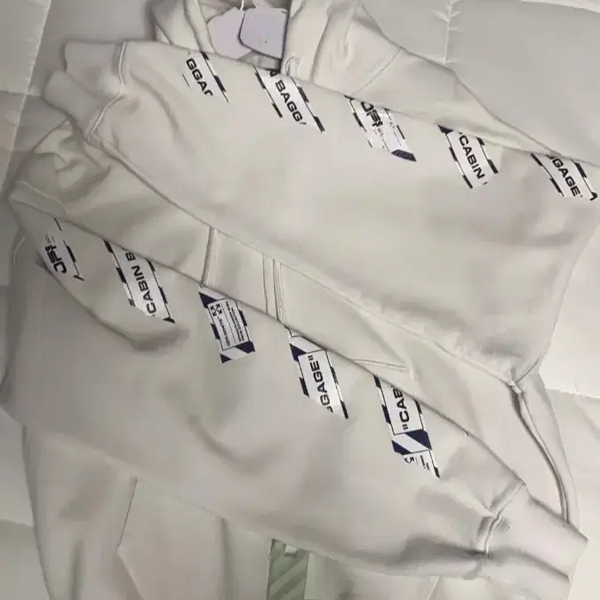 OFF-WHITE™️ | 오프화이트 Off-White Tape Arrow 20FW #오프화이트,#명품 on Bunjang Global Site.