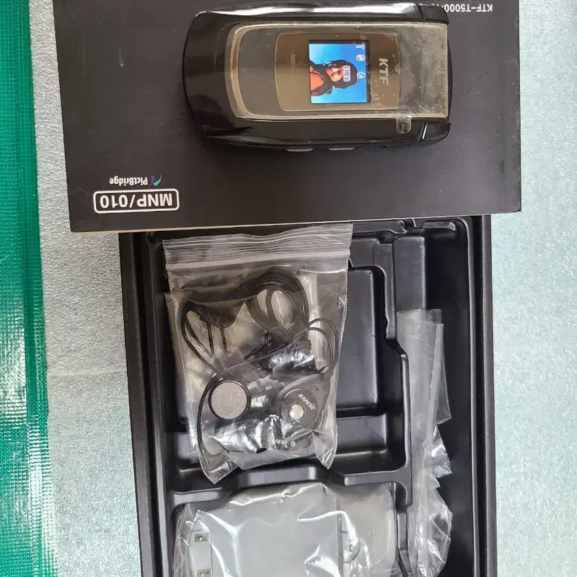 General Phone (Feature Phone) #KTF-T5000,#KTF슬림형폰,#올드폰,#소장폰 on Bunjang Global Site.