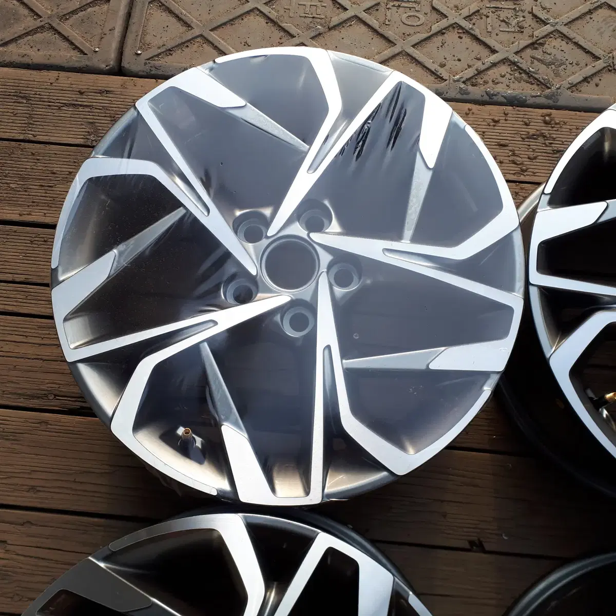 Tire/Wheel 쏘나타DN8,17인치,중고휠,휠복원,죽전중고타이어 on Bunjang with safe global shipping.