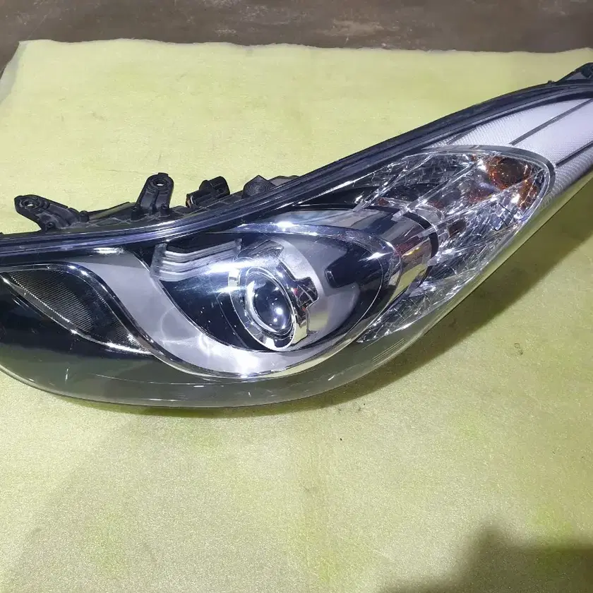 AVANTE MD HID headlight case Driver's seat 90,000 won (discoloration) #아반떼md,#hid,#헤드라이트,#케이스 ...