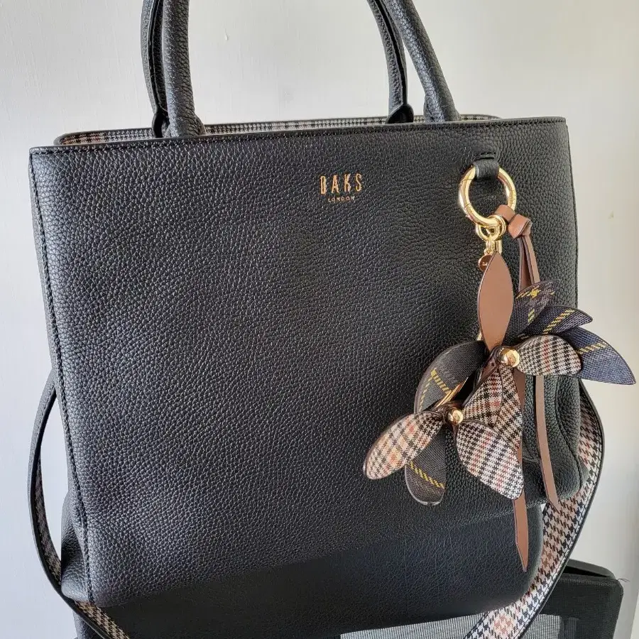 DAKS Tote Bag 닥스가방,정품 on Bunjang Global Site.