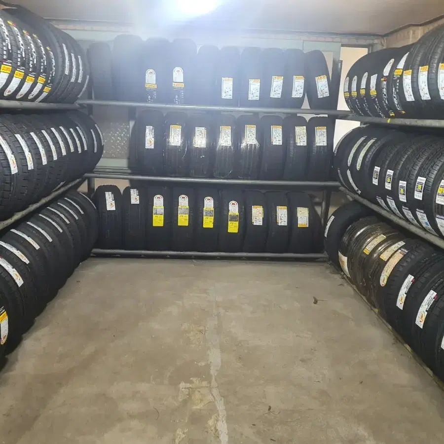 Tire/Wheel 2556018,코란도타이어,G4렉스턴,렉스턴타이어,타이어싼곳 on Bunjang Global Site.