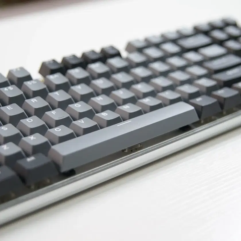 We are selling a brand new Akon Real DX2 full-aluminum keyboard for ...