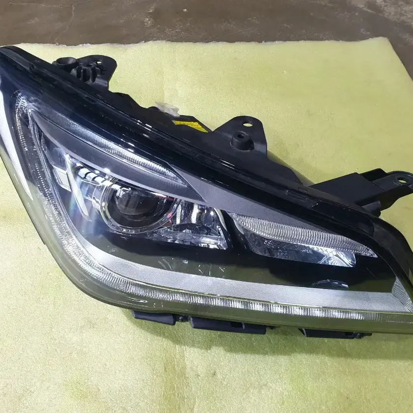 G80 hid headlight case, passenger seat 50,000 won (repair) #g80,#hid,#헤드라이트,#조수석,#케이스 on Bunjang ...