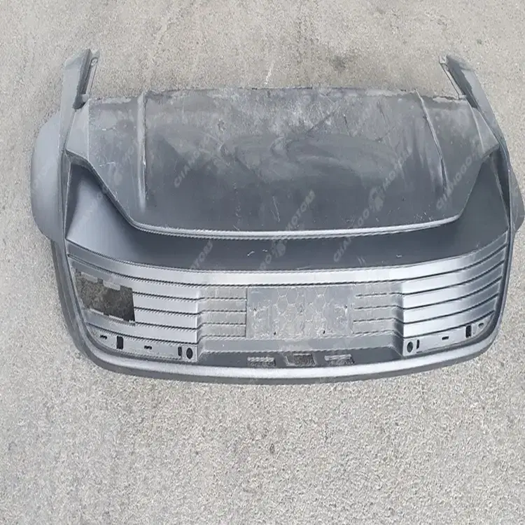 Lower spoiler lip on the rear bumper of the Porsche Taycan 9J1807983F ...