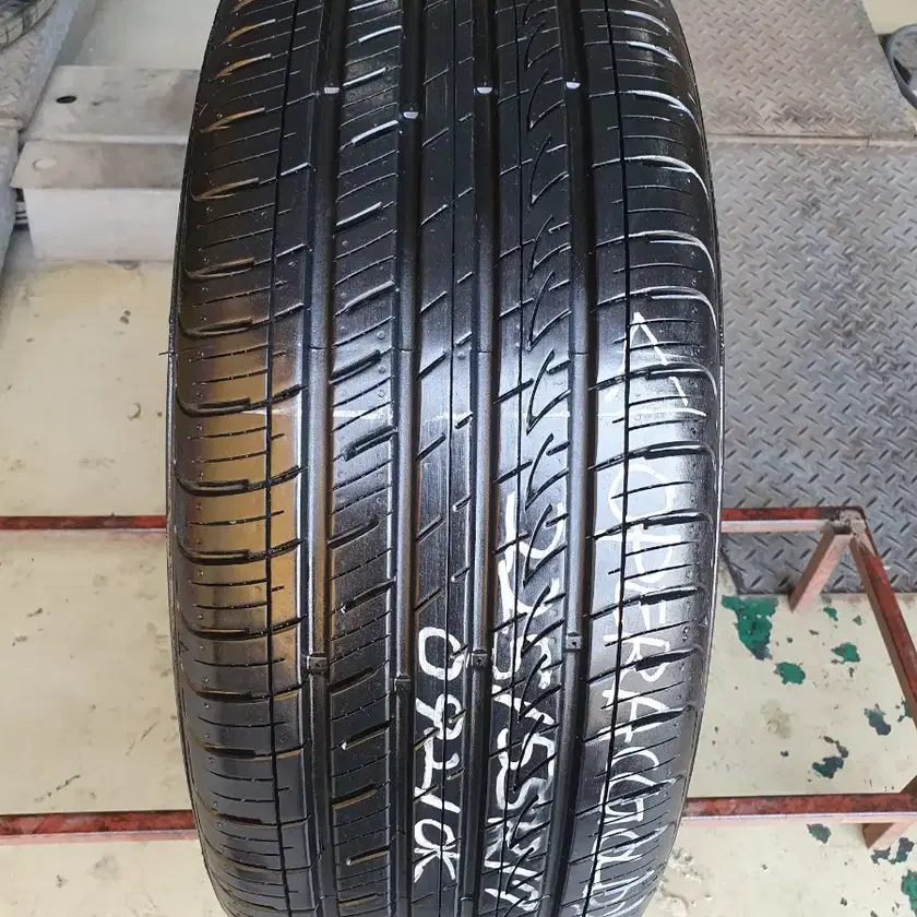 Opera Gold 225 55 17 I have one used for sale #오페라,#2255517,#그렌져,#K7,#SM6 on Bunjang Global Site.