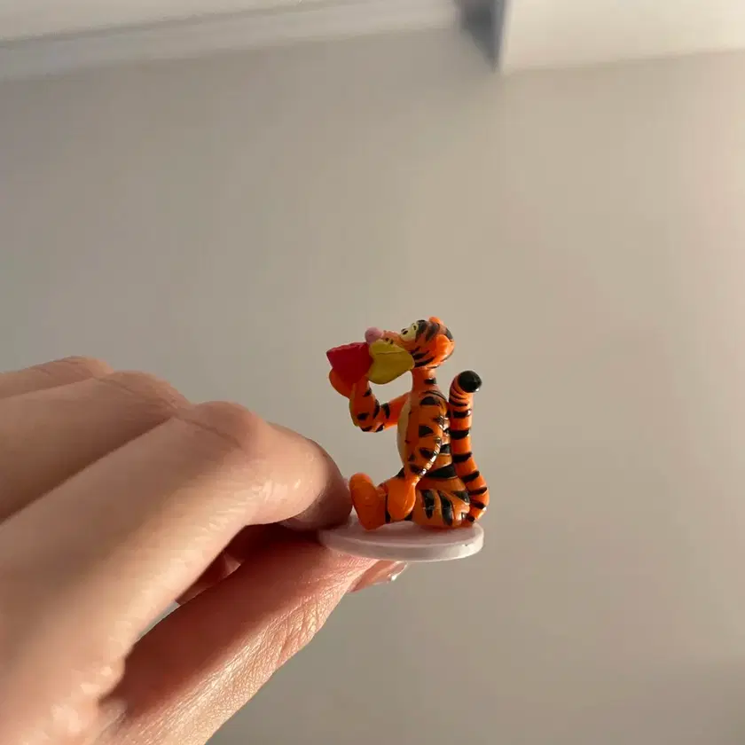 Tigger figure holding a Disney rose #디즈니,#티거 on Bunjang Global Site.