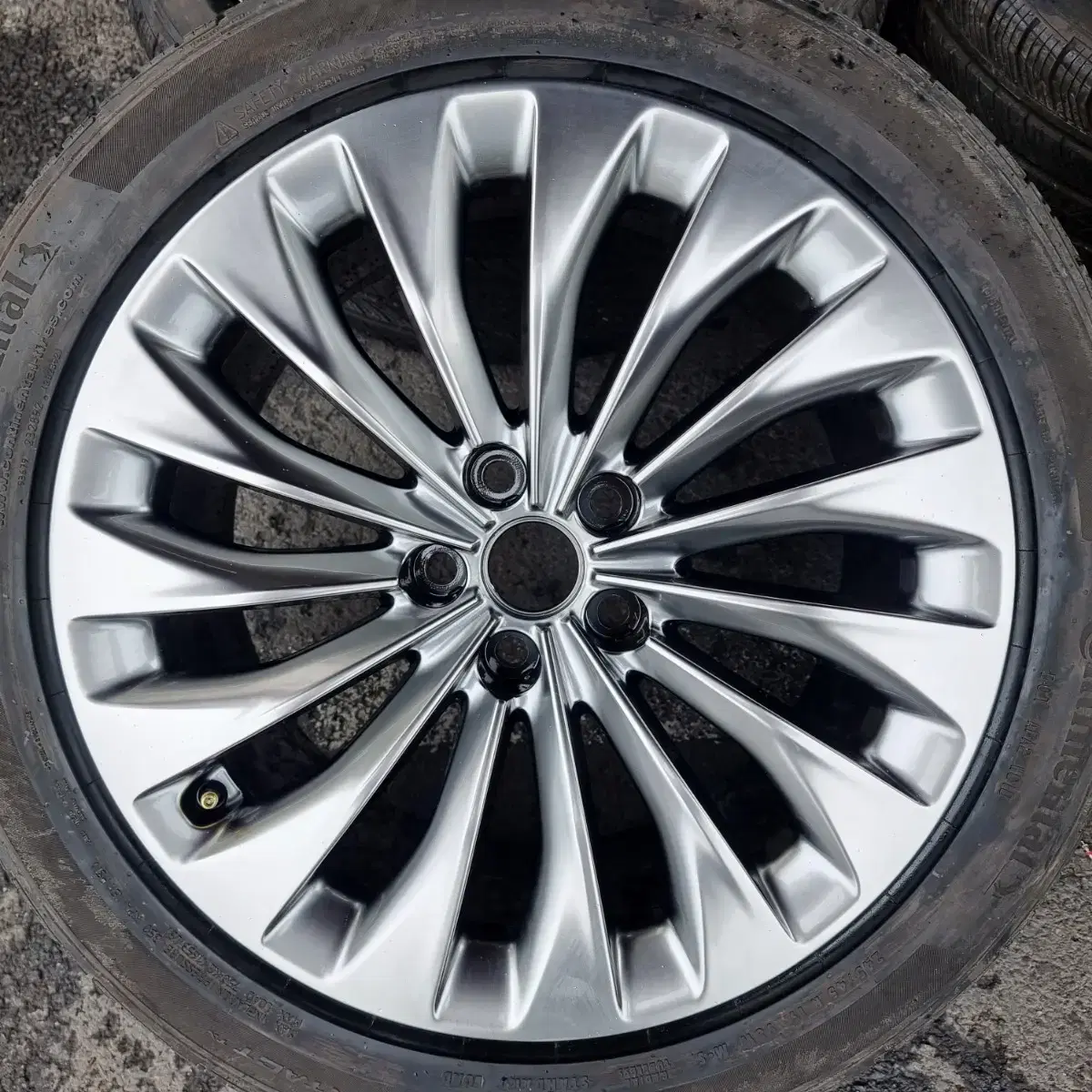 GENESIS Tire/Wheel Eq900,제네시스Dh,에쿠스,19인치휠타이어,g9019인치휠 on Bunjang with safe global shipping.