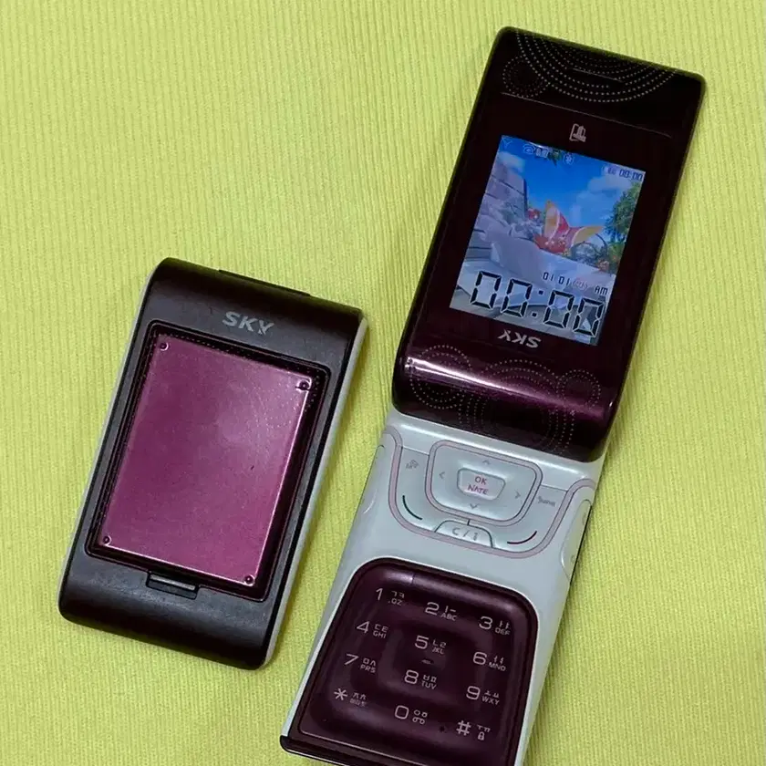 Old phone, old model phone, old phone, feature phone, SKY IM-U200 ...