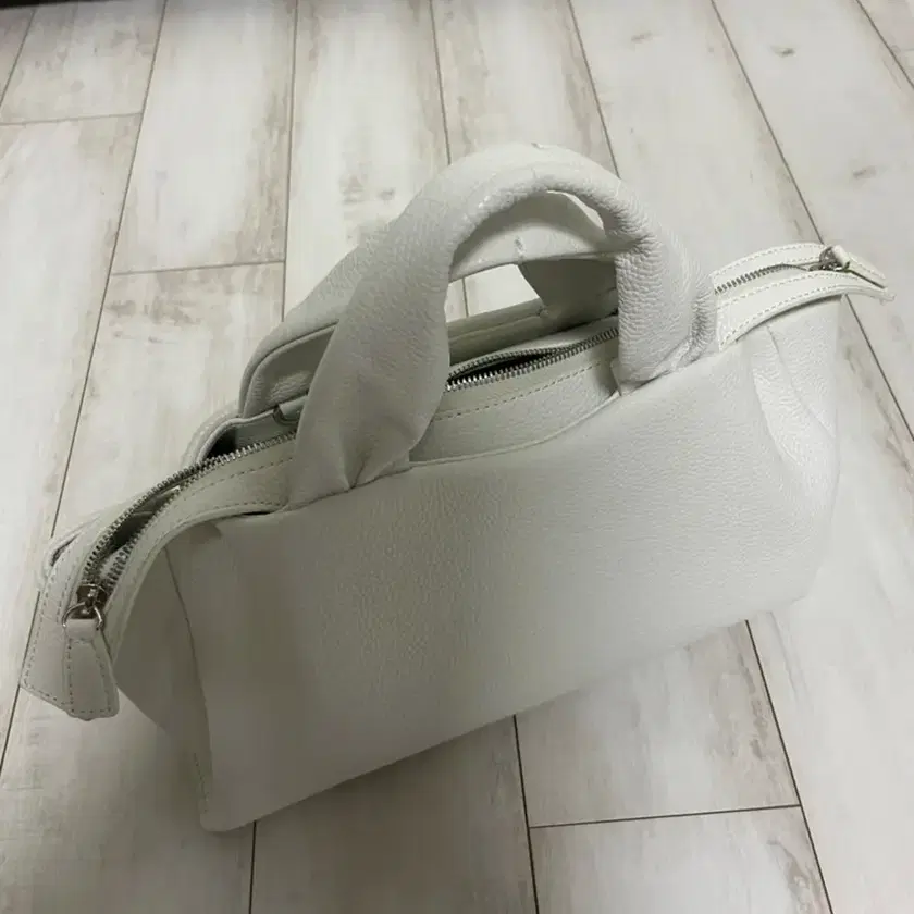 Andiata cowhide bag #안디아타,#가방,#구찌가방,#루이비통가방,#디올가방 on Bunjang Global Site.