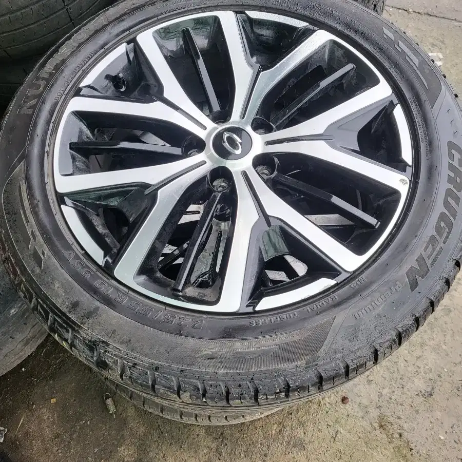 qm6 19인치 휠타이어 3짝팝니다 on Bunjang Global Site.