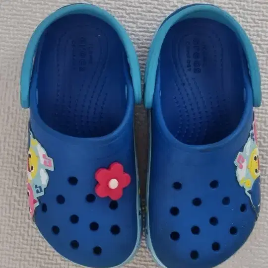 CROCS | 크록스 아기상어 크록스 c10(180미리) #크록스180 on Bunjang Global Site.