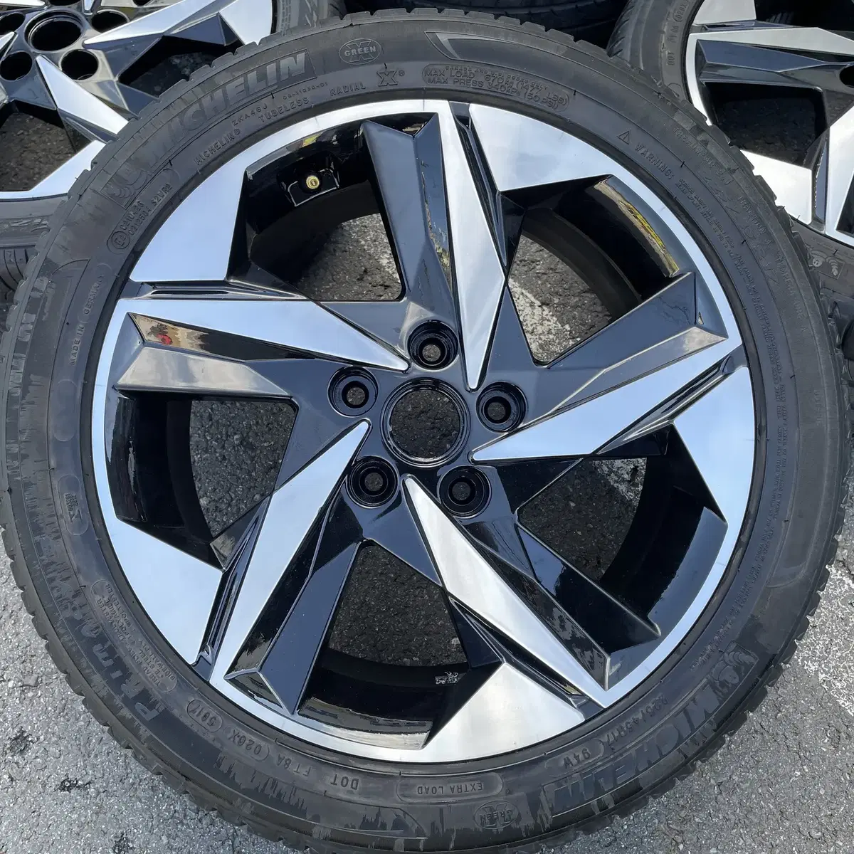 Tire/Wheel 아반떼CN7,17인치,2254517,중고타이어,아반떼17인치 on Bunjang Global Site.