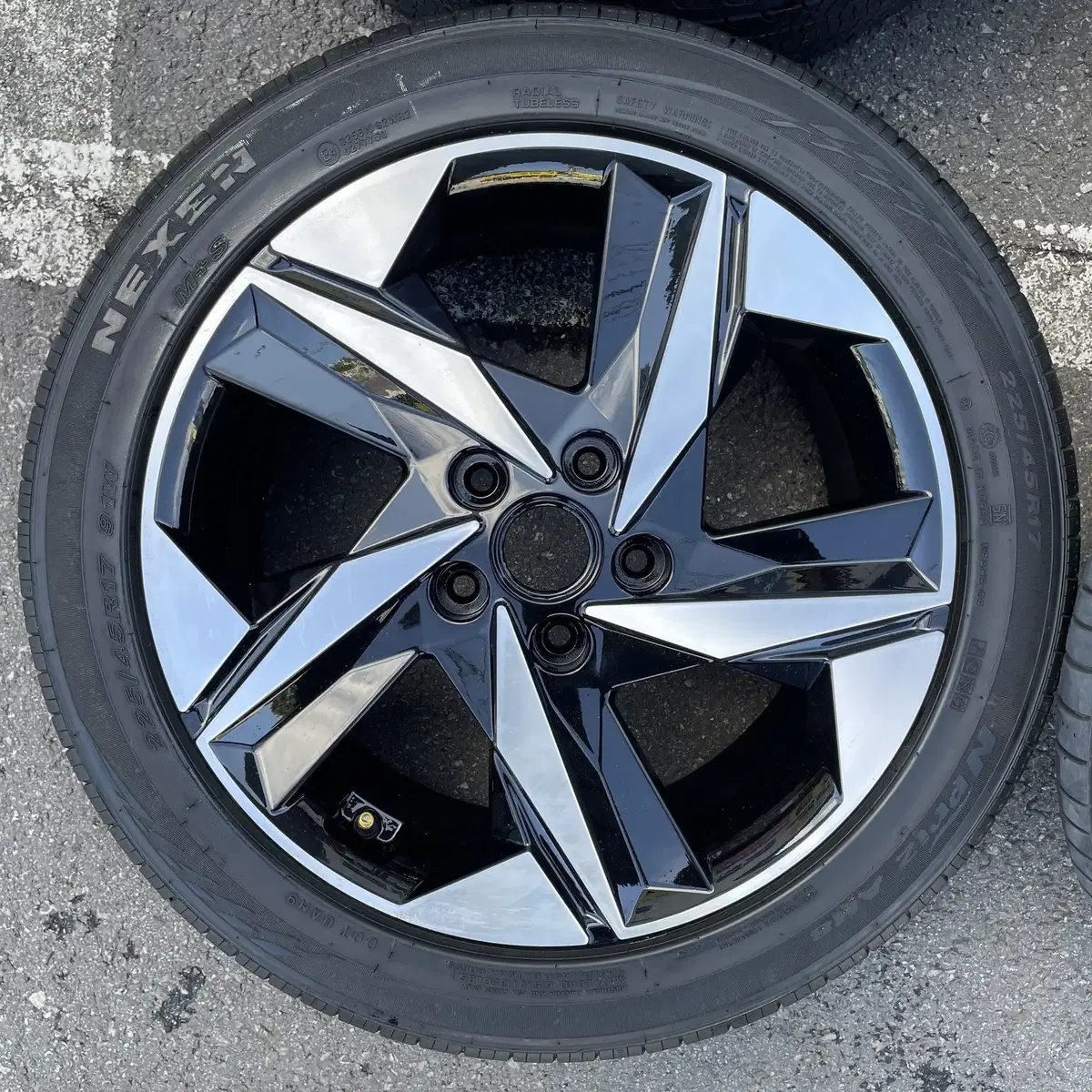 Tire/Wheel 아반떼CN7,17인치,2254517,중고타이어,아반떼17인치 on Bunjang Global Site.