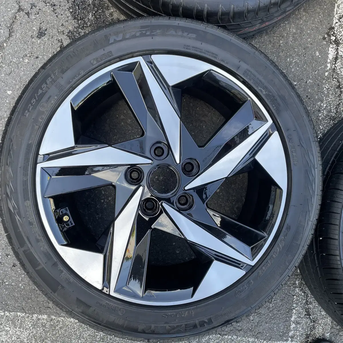 Tire/Wheel 아반떼CN7,17인치,2254517,중고타이어,아반떼17인치 on Bunjang Global Site.