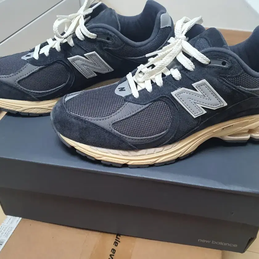 NEW BALANCE Walker/Boots #뉴발란스,#블랙 on Bunjang Global Site.