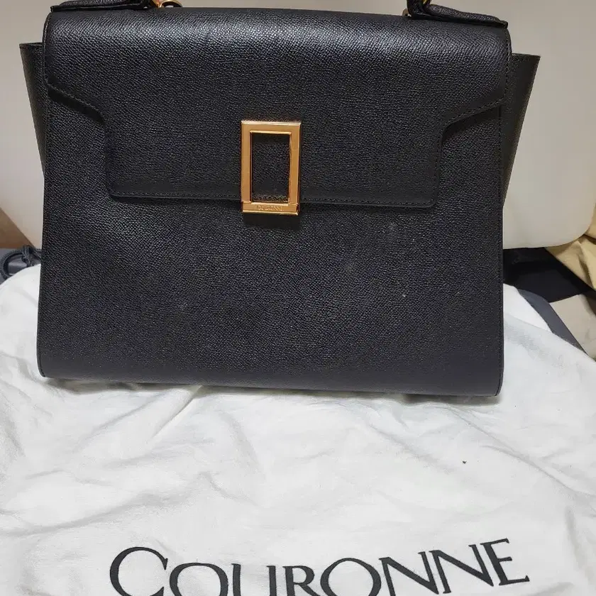 COURONNE | 쿠론 Kuron bags for sale. #쿠론,#쿠론가방,#가방,#토트백 on Bunjang Global ...