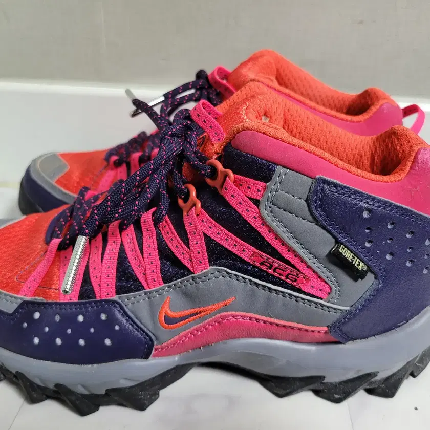 NIKE ACG | Nike ACG Nike ACG Gore-Tex Outdoor Trekking Shoes Hiking ...