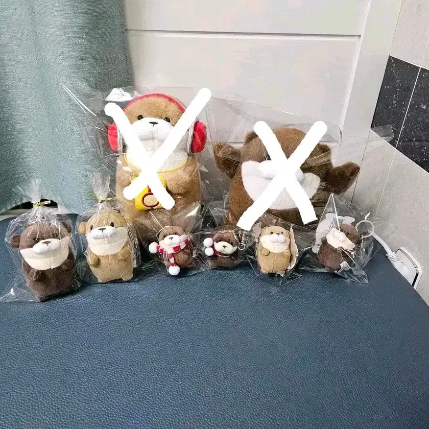 I'm selling my Y2k hug me Uso Uso-chan medium doll and my keyring doll ...