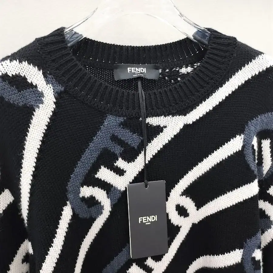 FENDI Knit Sweater 펜디니트,펜디스웨터,펜디패딩,펜디후드,펜디머플러 on Bunjang Global Site.