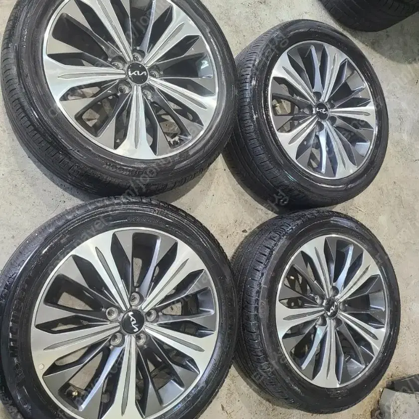 k8 genuine 18-inch wheel tires #k8순정18인치휠,#k818인치휠,#k8신형18인치휠,#2454518 on Bunjang Global Site.