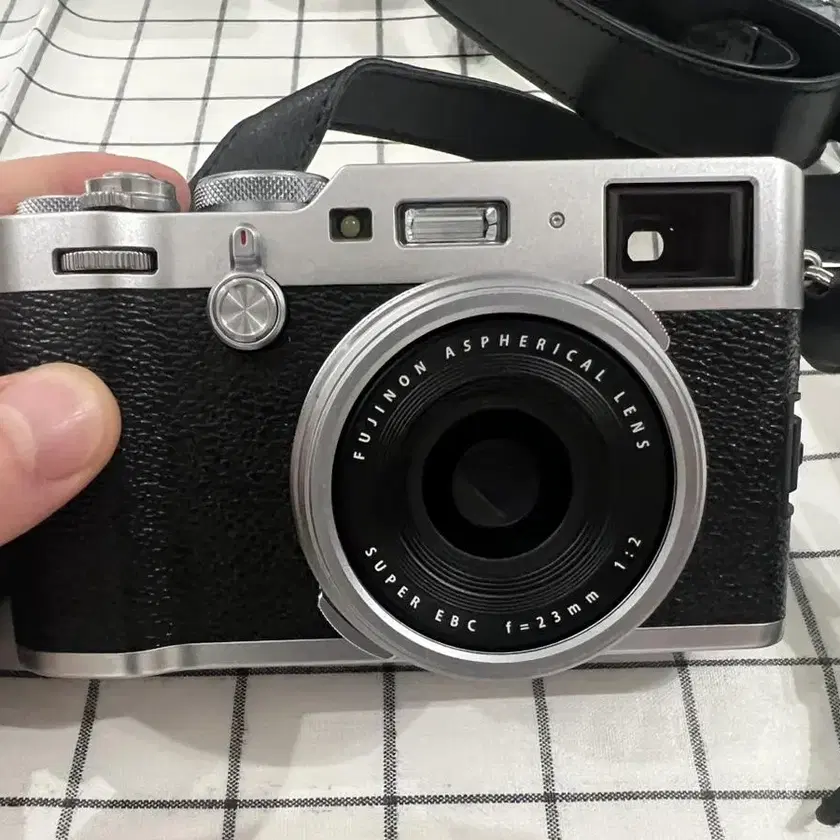 FUJI X100F Mirrorless Camera (300 cuts) #후지필름,#x100f,#미러리스,#카메라 on Bunjang Global Site.