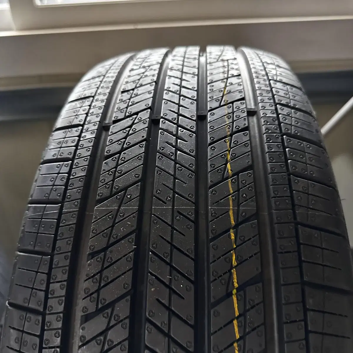 Tire/Wheel 카니발KA4,19인치타이어,쏘렌토타이어,GV70,2355519 on Bunjang Global Site.