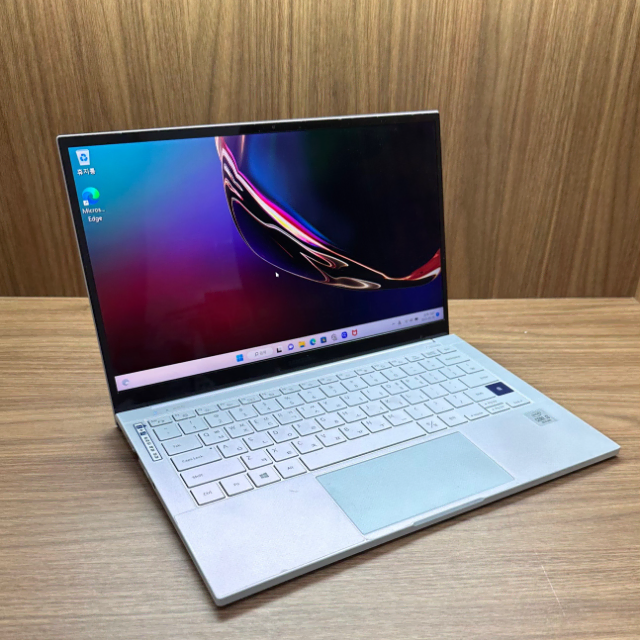 Samsung Electronics Galaxy Book Ion 2 NT930XCJ-K38A with charger on Bunjang Global Site.