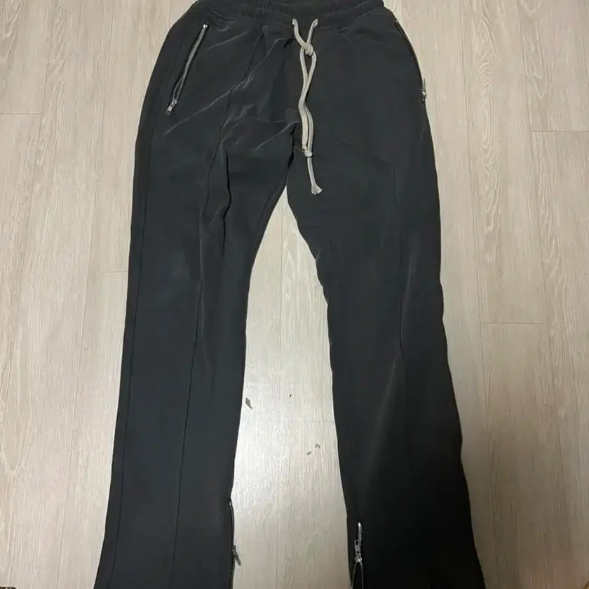 Dewp Zipper Sweatpants #드윕,#드윕팬츠 on Bunjang Global Site.