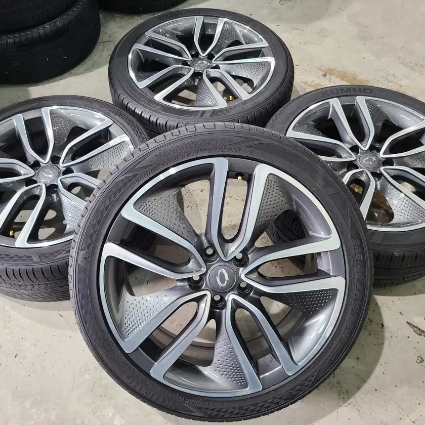 I sell SM6 19 inch wheel tires #sm619인치,#sm6순정휠타이어,#2454019 on Bunjang Global Site.