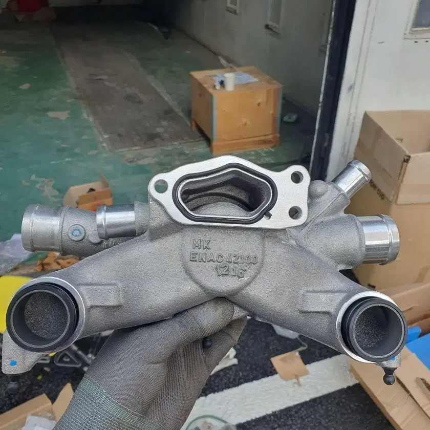 Bentley Flying Spur Coolant Regulator Housing (unused) 07P121115H #벤틀리 ...