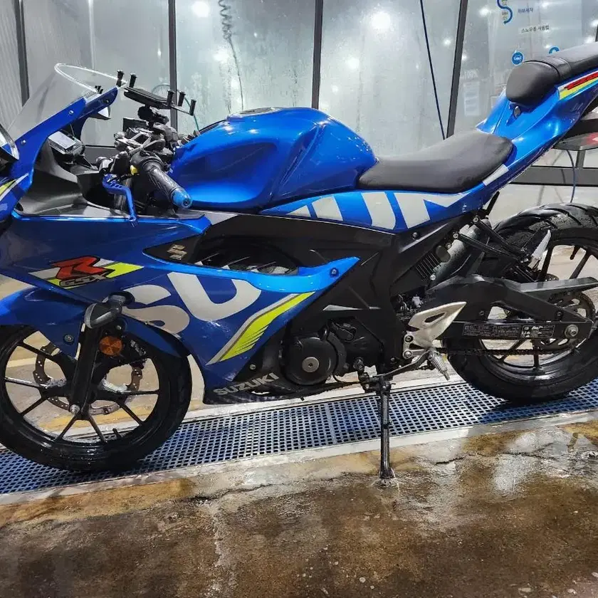 SUZUKI | 스즈키 I'm sending a loaner next week, an 18 year old Suzuki GSX ...