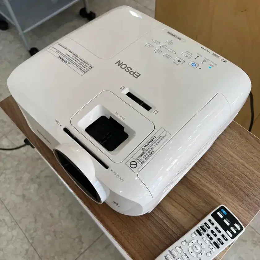 Epson Beam Projector TW5650 + 3 screens + cradle #빔프로젝트 on Bunjang ...