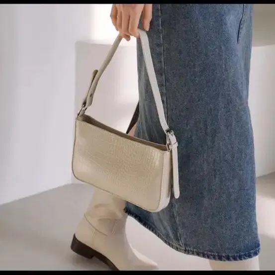 Square Leather Ivory Shoulder Bag #숄더백 on Bunjang Global Site.