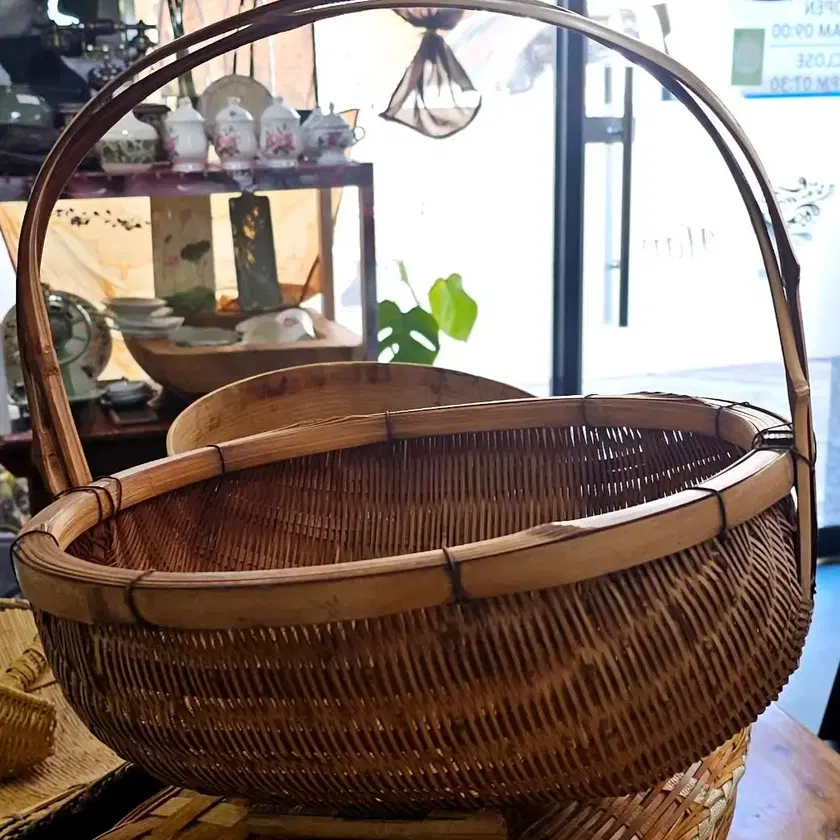 Min. An old basket Barley basket Small basket. Old, 40 in. diameter ...