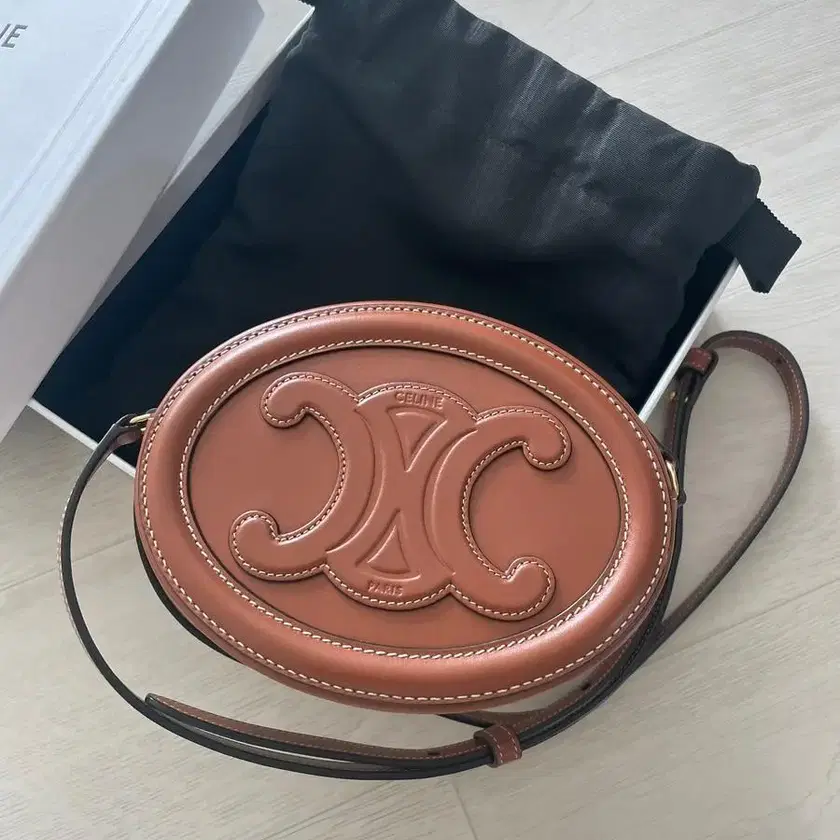 CELINE | 셀린느 Seline Oval Pulse Bag #셀린느,#오벌펄스 on Bunjang Global Site.