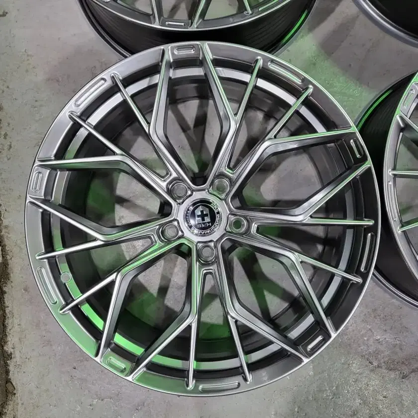 18인치 HRE F010 ST 검메탈 휠 신품휠 4개 50만원 on Bunjang Global Site.