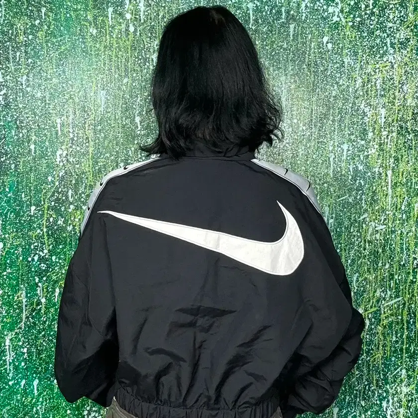 NIKE | 나이키 Nike Big Swish Cropped Windbreaker 100 on Bunjang Global Site.