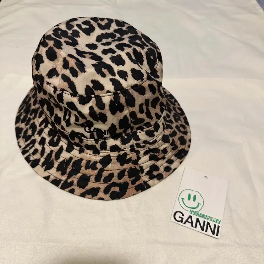 Ganni Leopard Bucket Hat XS/S #가니,#GANNI,#버킷햇,#가니버킷햇,#레오파드 on Bunjang ...