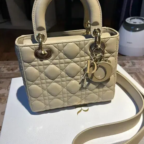 DIOR | 디올 Genuine/22 years old Lady Dior Small Beige Palm! Beginner! on Bunjang Global Site.