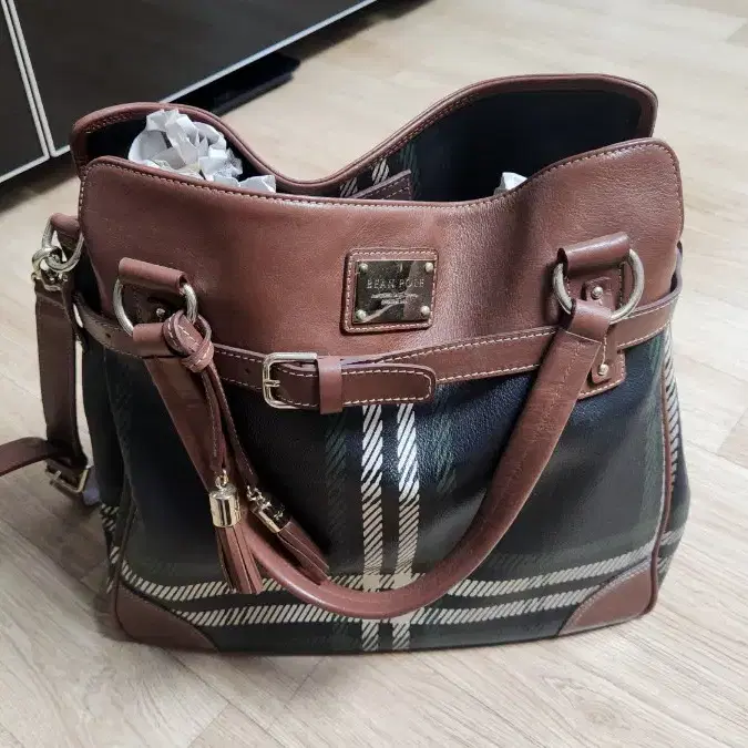 Bean Pole handbag on Bunjang Global Site.