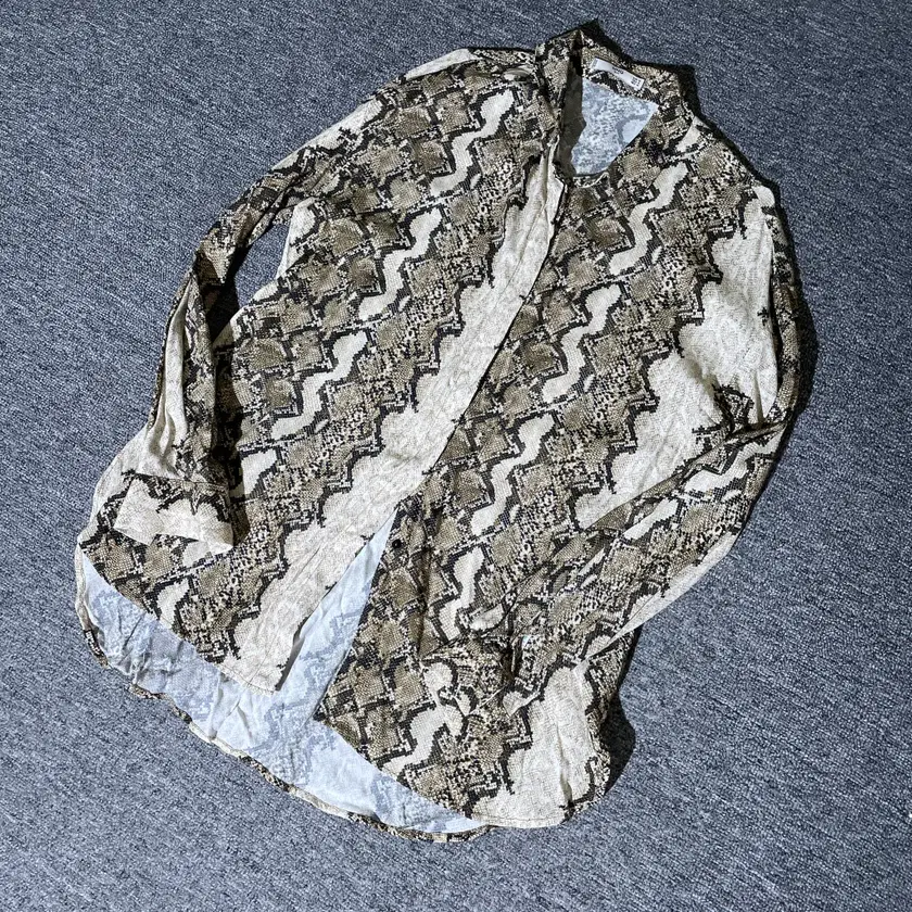 MANGO MANGO Python Shirt M-L on Bunjang Global Site.