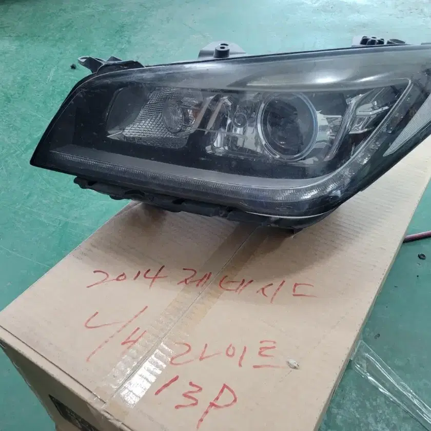 Sells Genesis DH Driver's Light on Bunjang Global Site.