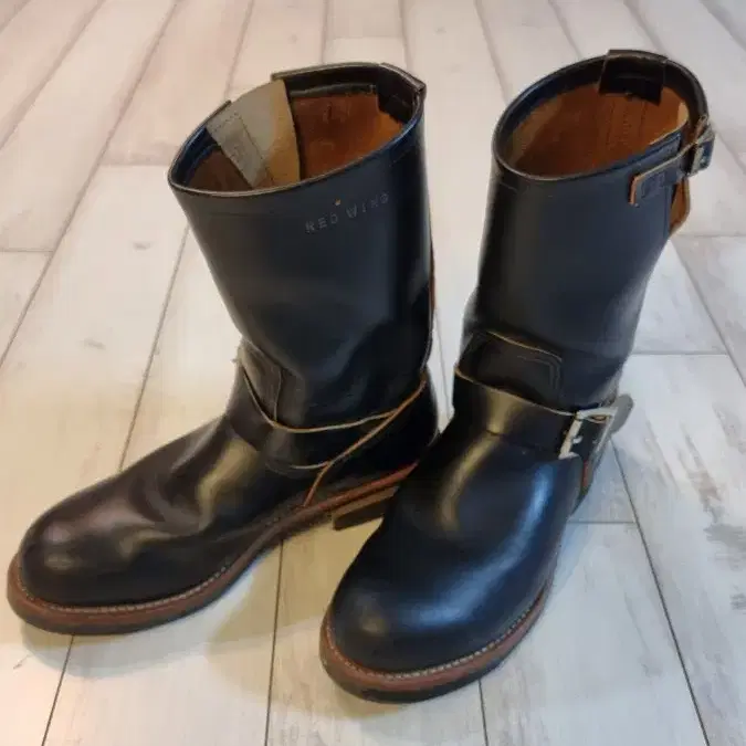 RED WING | 레드윙 Red Wing 9268 Engineer Boots Chassis Leather Stiletto ...