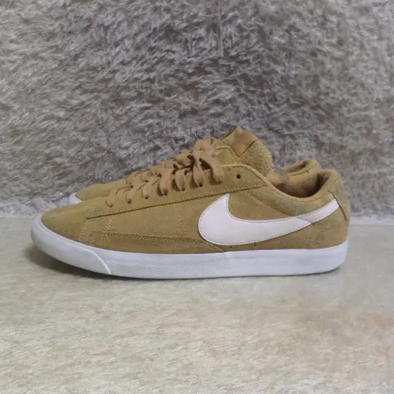 NIKE | 나이키 BETTY BOOP 275 Nike Blazer Low Doenjang sneakers Used shoes on Bunjang Global Site.