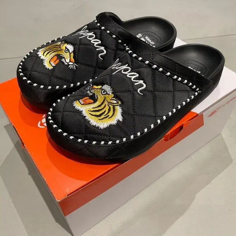 Crocs Beams Dylan Clogs 290 on Bunjang Global Site.