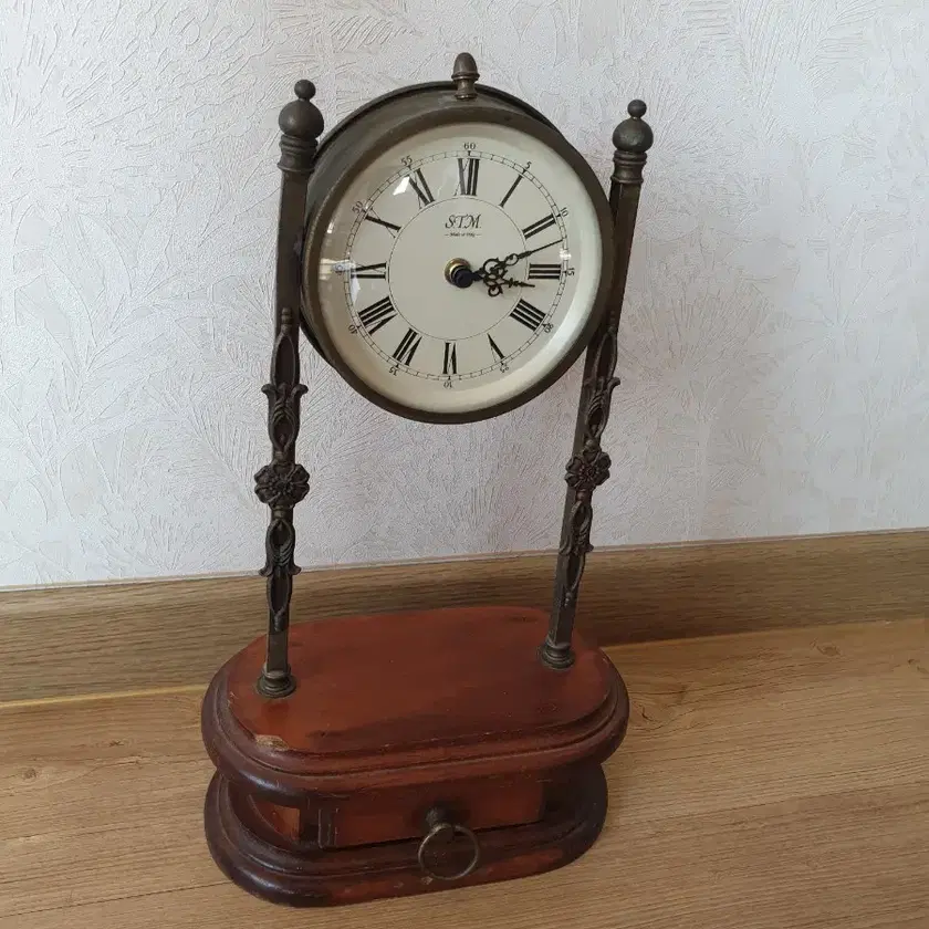 Italian Antique Solid Wood Drawer Clock on Bunjang Global Site.