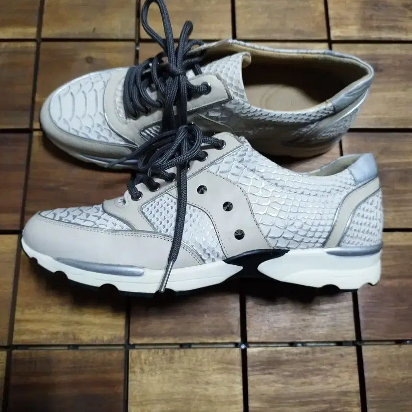 260 mm Tandy Leather Sneakers on Bunjang Global Site.