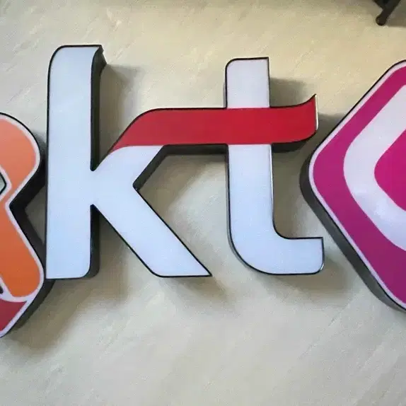 Carrier logo signage on Bunjang Global Site.